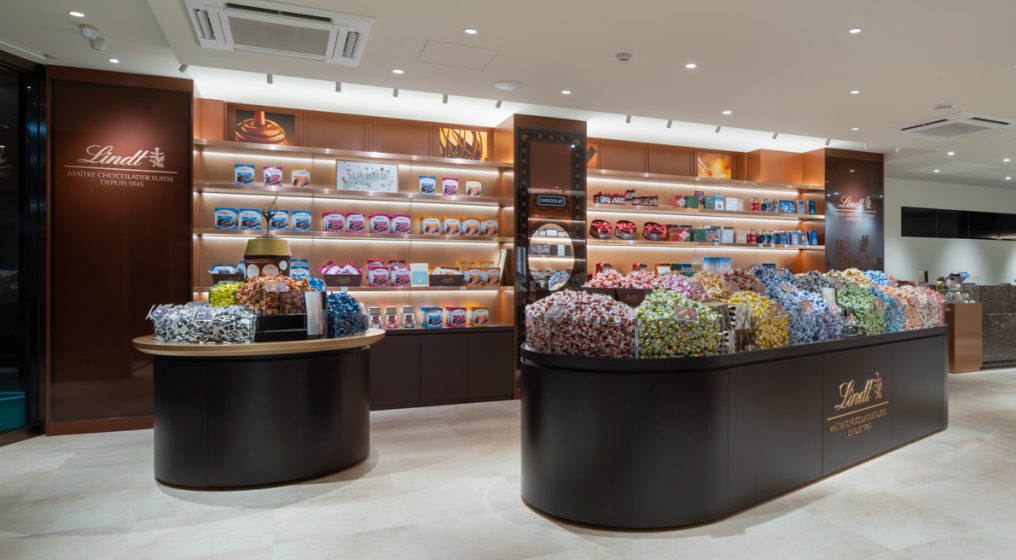 リンツ ショコラ ブティック＆カフェ 表参道 フラッグシップ 株式会社バウハウス丸栄 店舗デザイン、店舗設計、店舗内装